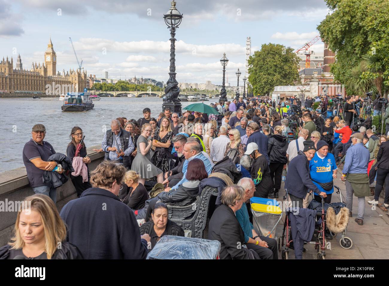 London, UK. 14th Sept, 2022. People queueing to pay their respect to ...