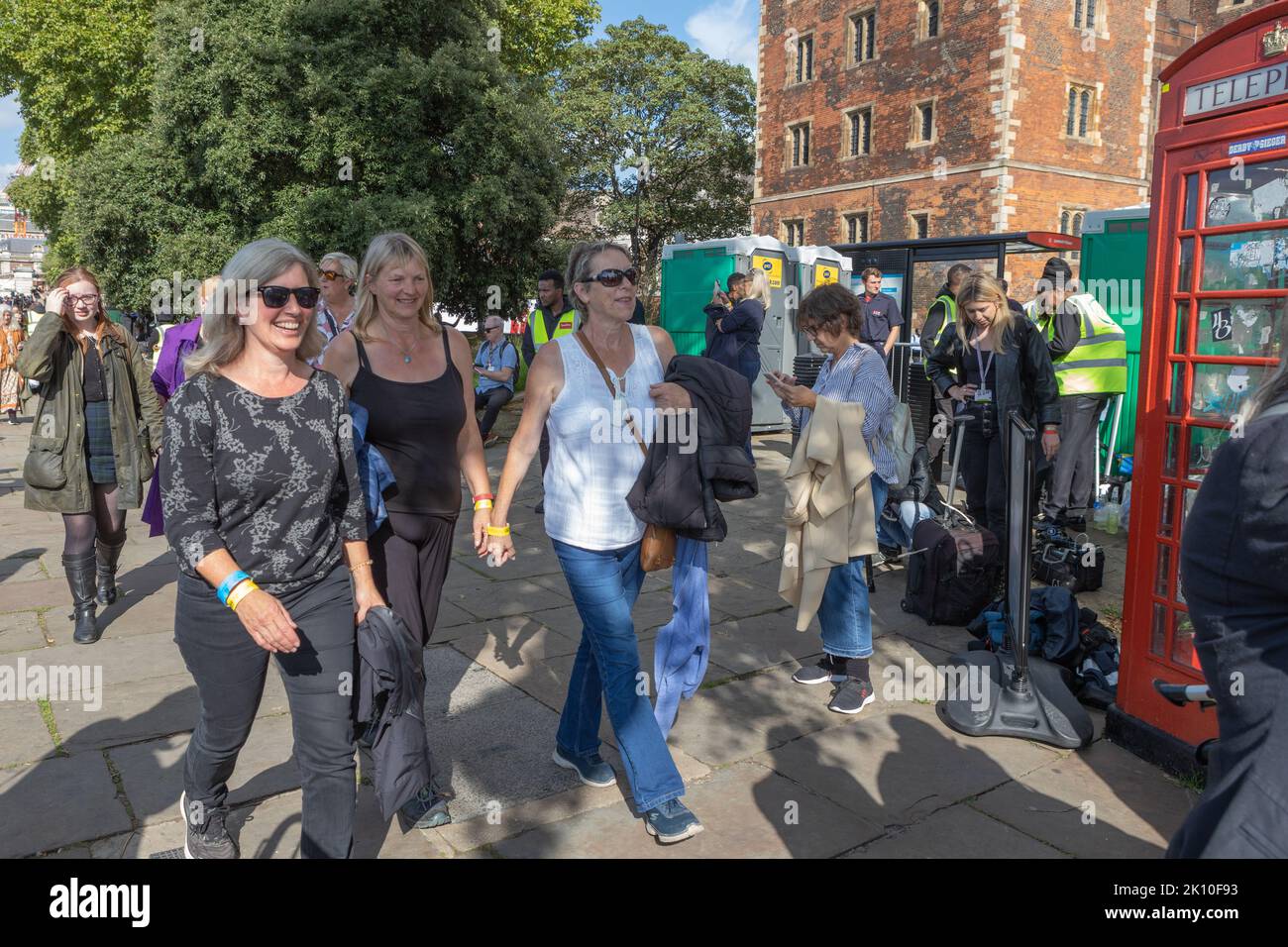London, UK. 14th Sept, 2022. Some of the first people are allowed to ...