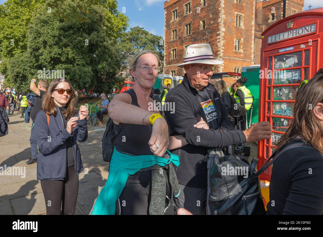 London, UK. 14th Sept, 2022. Some of the first people are allowed to ...