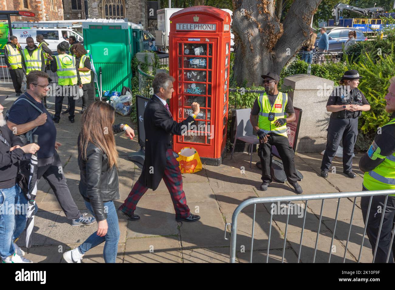 Queue of people uk telephone box hi-res stock photography and images ...