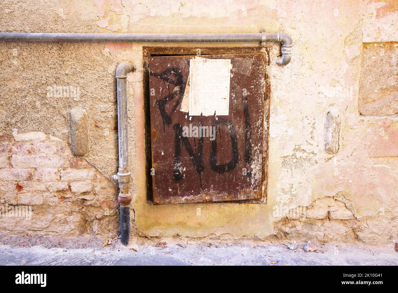 Old gas pipes in front of a plaster wall Stock Photo - Alamy