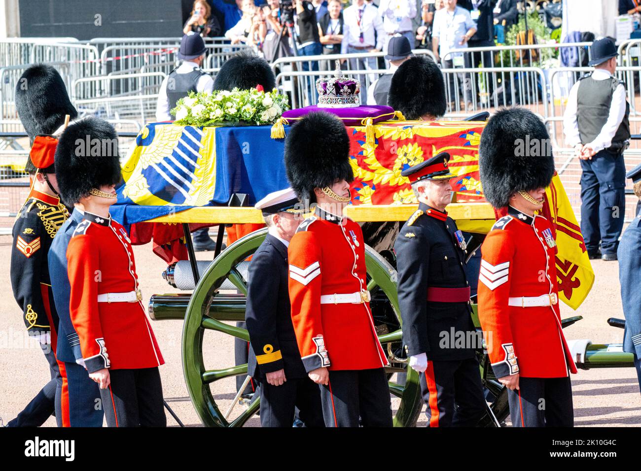 Her Majesty the Queen's coffin as it is transported to the Palace of ...