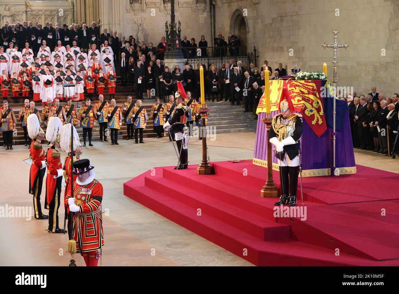 Queens laying in state westminster hall 2022 hi-res stock photography ...