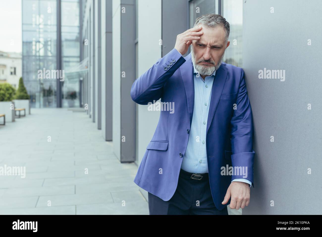 Man hand behind head hi-res stock photography and images - Alamy