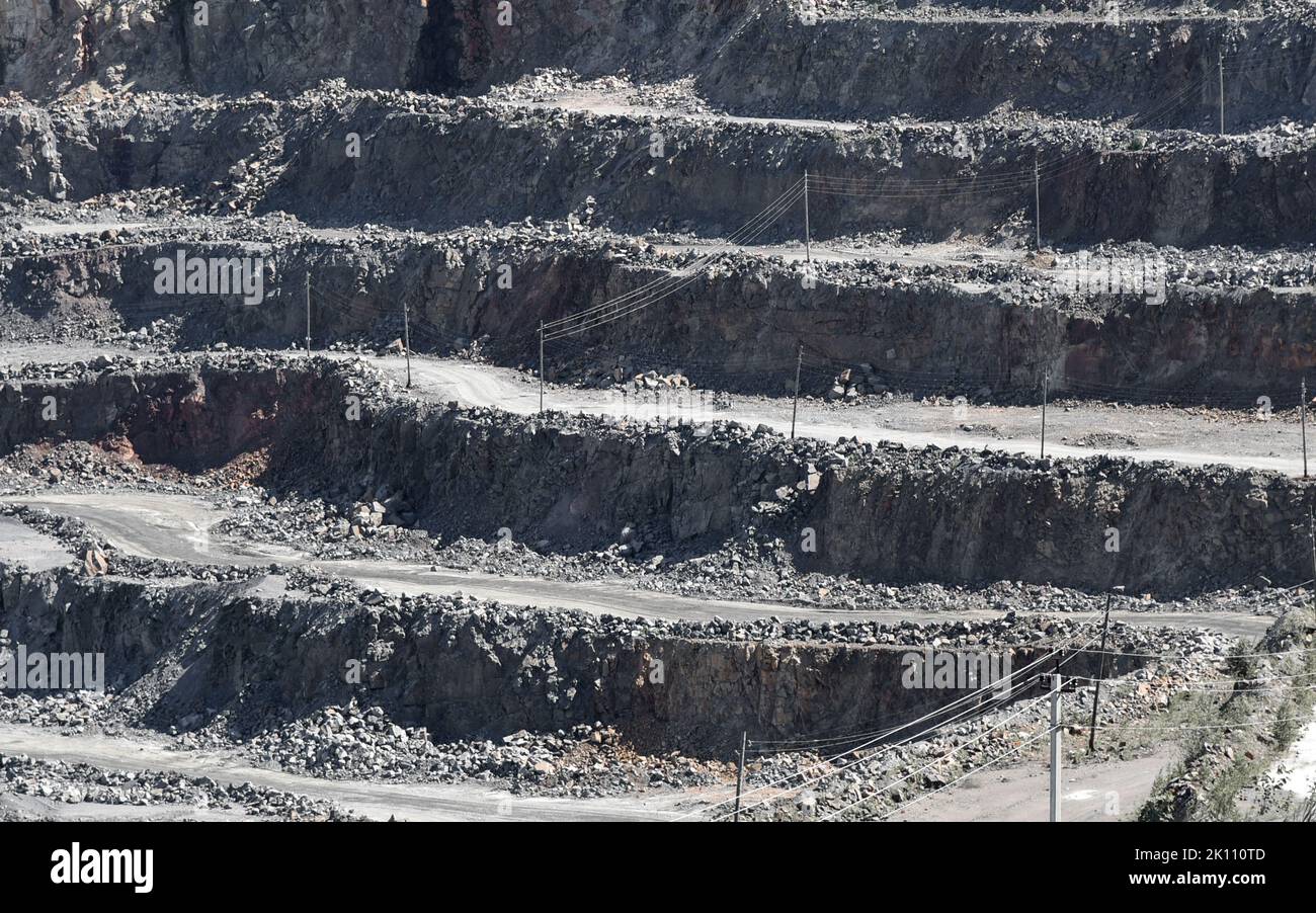 Seams in a large mining quarry Stock Photo - Alamy