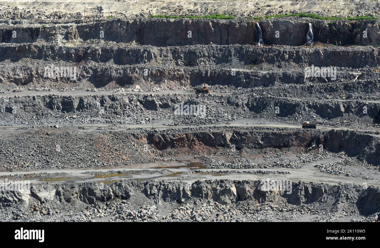 Seams in a large mining quarry Stock Photo - Alamy