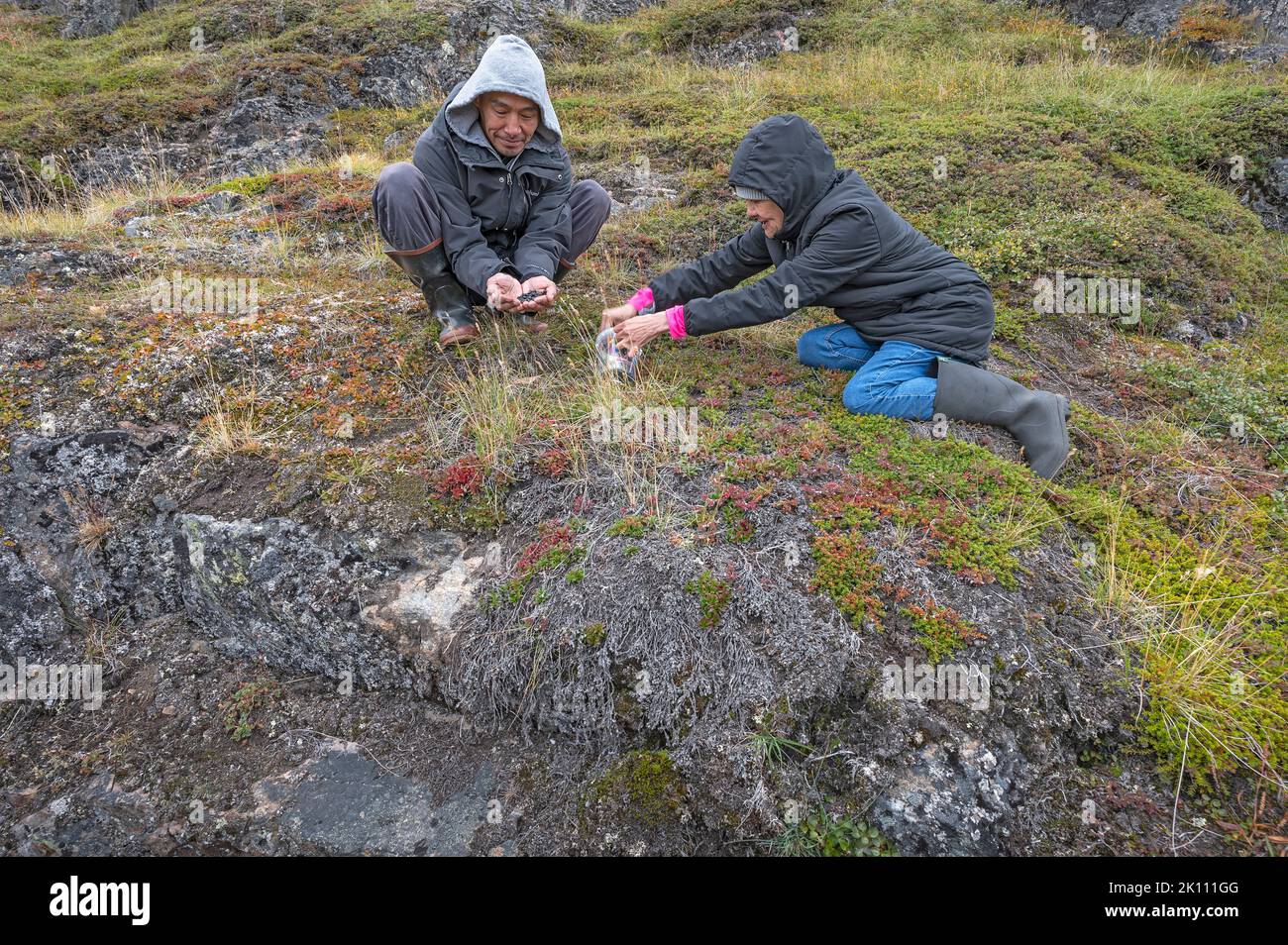 Inuit nunavut woman hi-res stock photography and images - Alamy