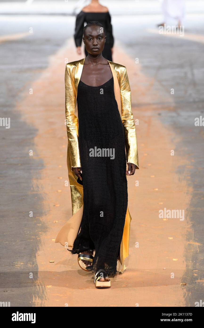 Model Nyagua Ruea walks on the runway at the Gabriela Hearst fashion ...