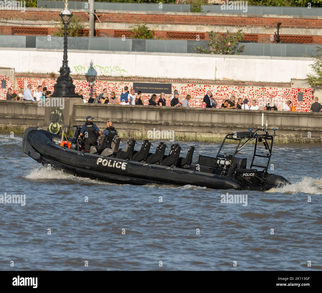 London, UK. 14th Sep, 2022. People queuing on Lambeth bridge to view ...