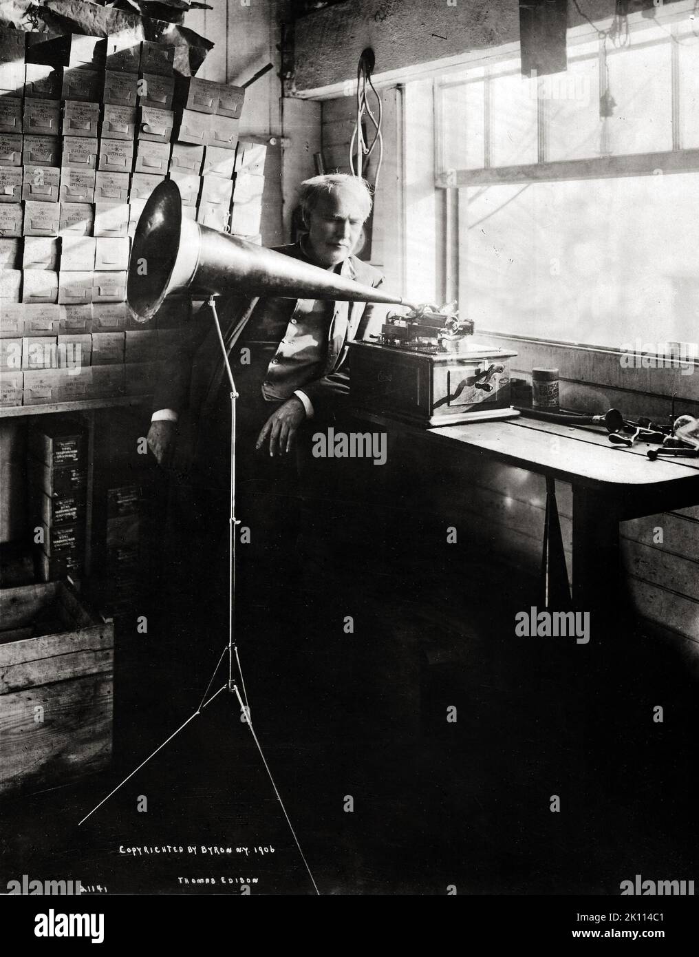 Thomas Edison with cylinder phonograph 1906 Stock Photo - Alamy