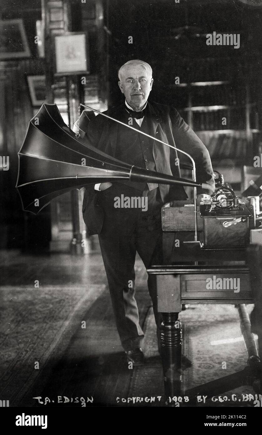 Thomas Edison with cylinder phonograph 1908 Stock Photo - Alamy