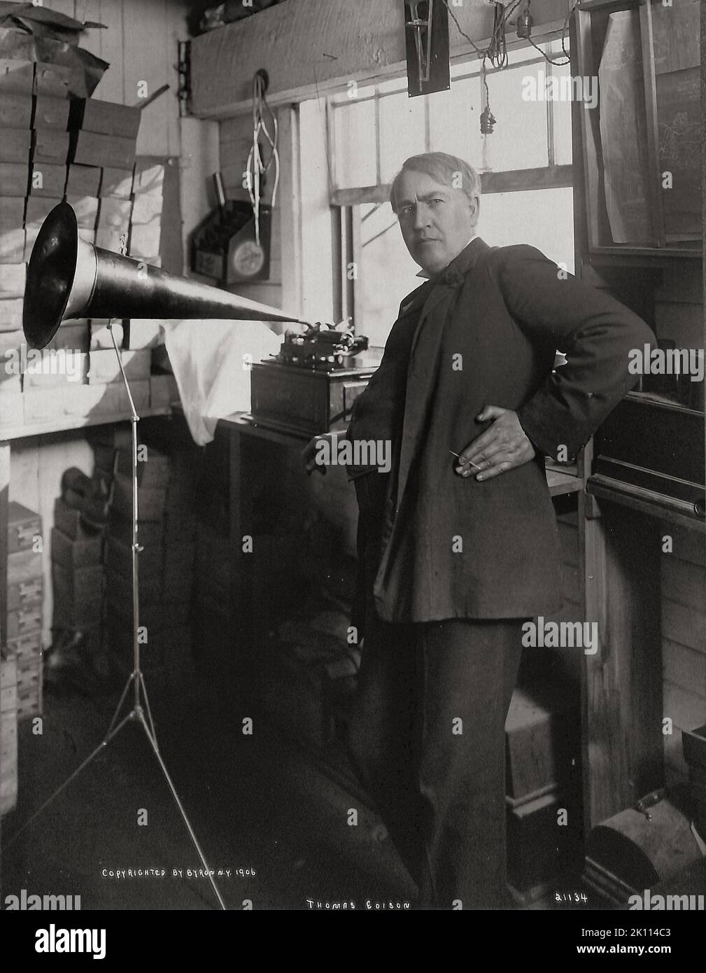 Thomas Edison with cylinder phonograph in lab. 1906 Stock Photo - Alamy