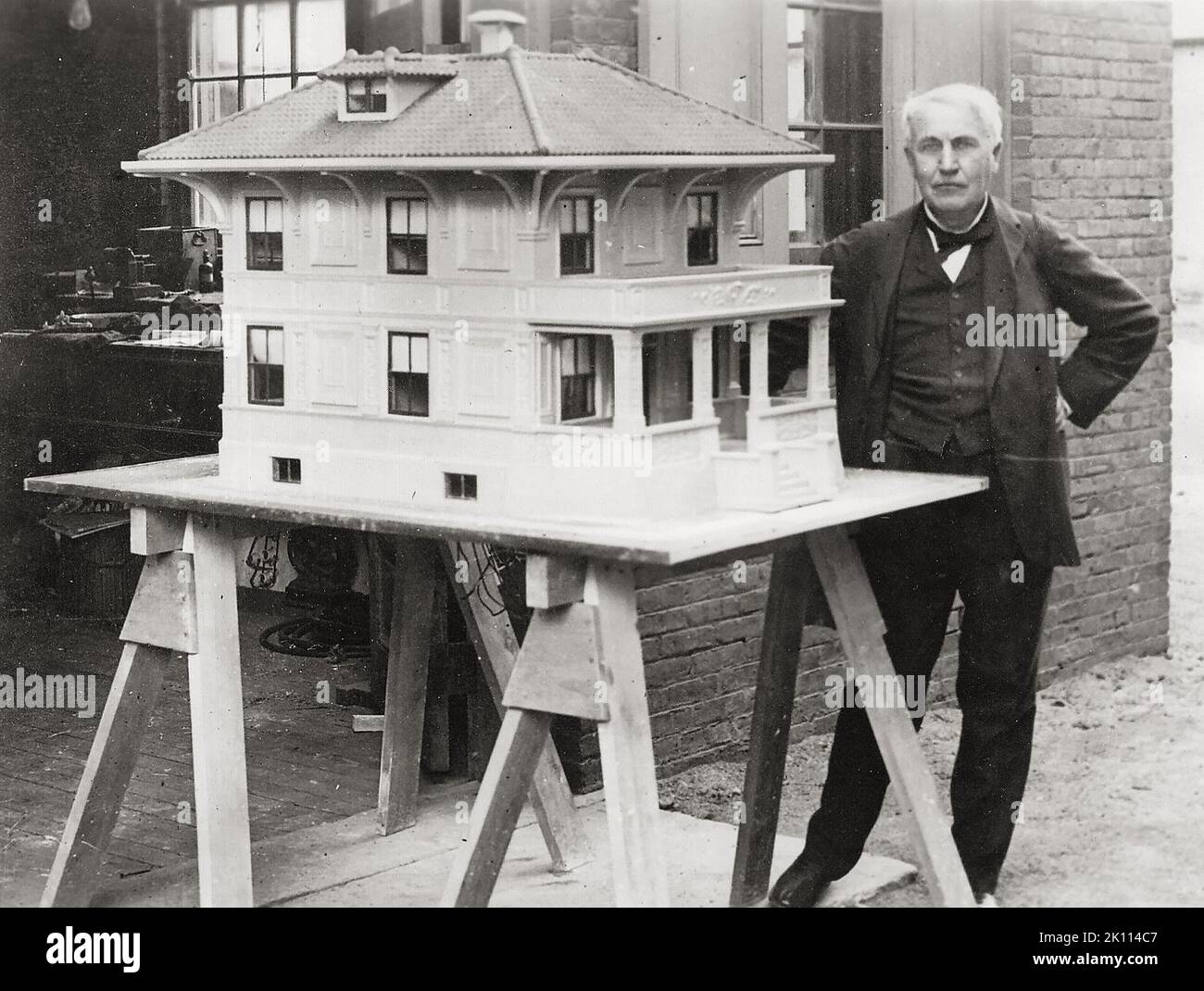 Thomas Edison with model of cement house. C 1910 Stock Photo - Alamy