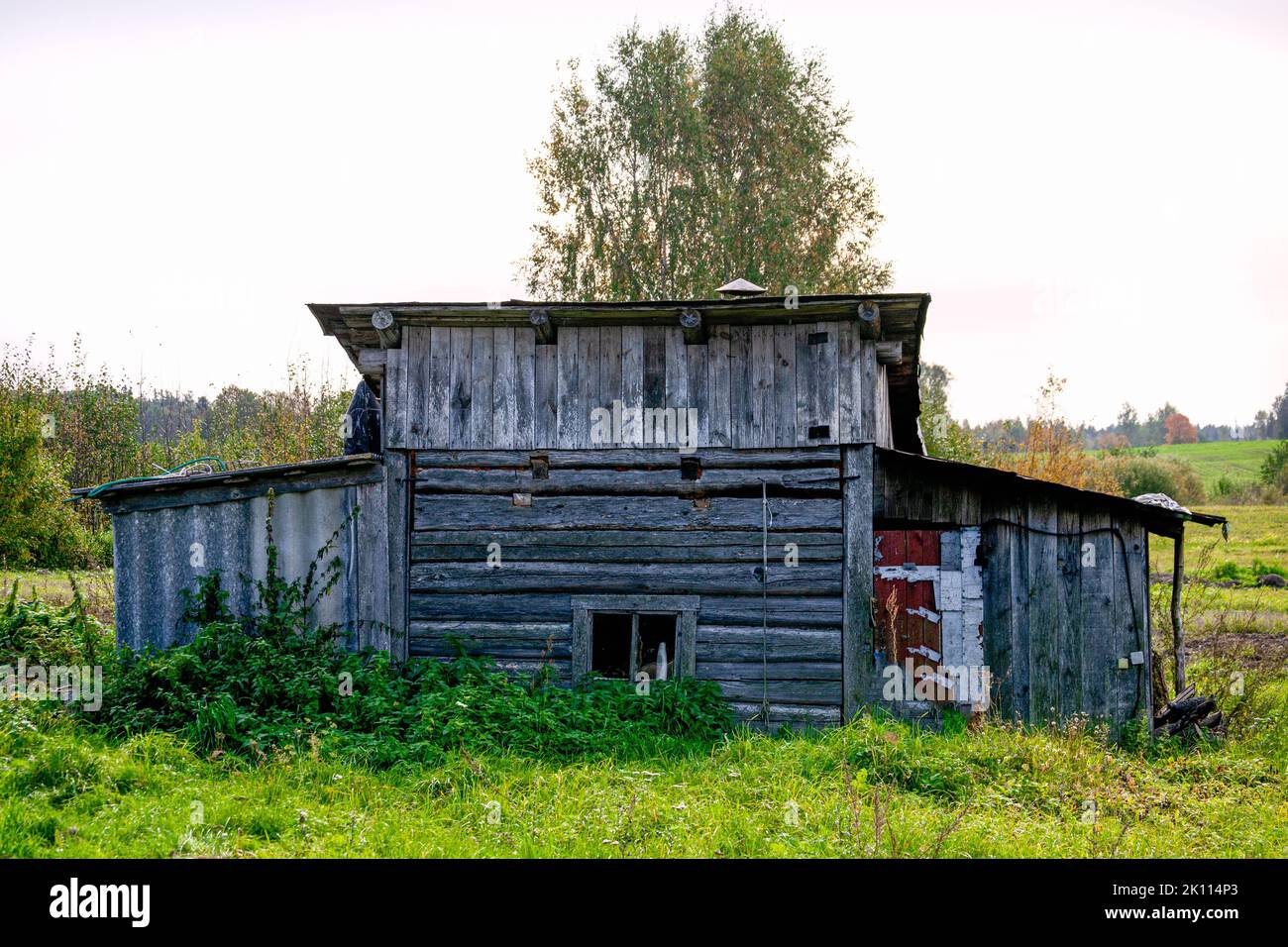 Old wooden barn building in the countryside Stock Photo - Alamy
