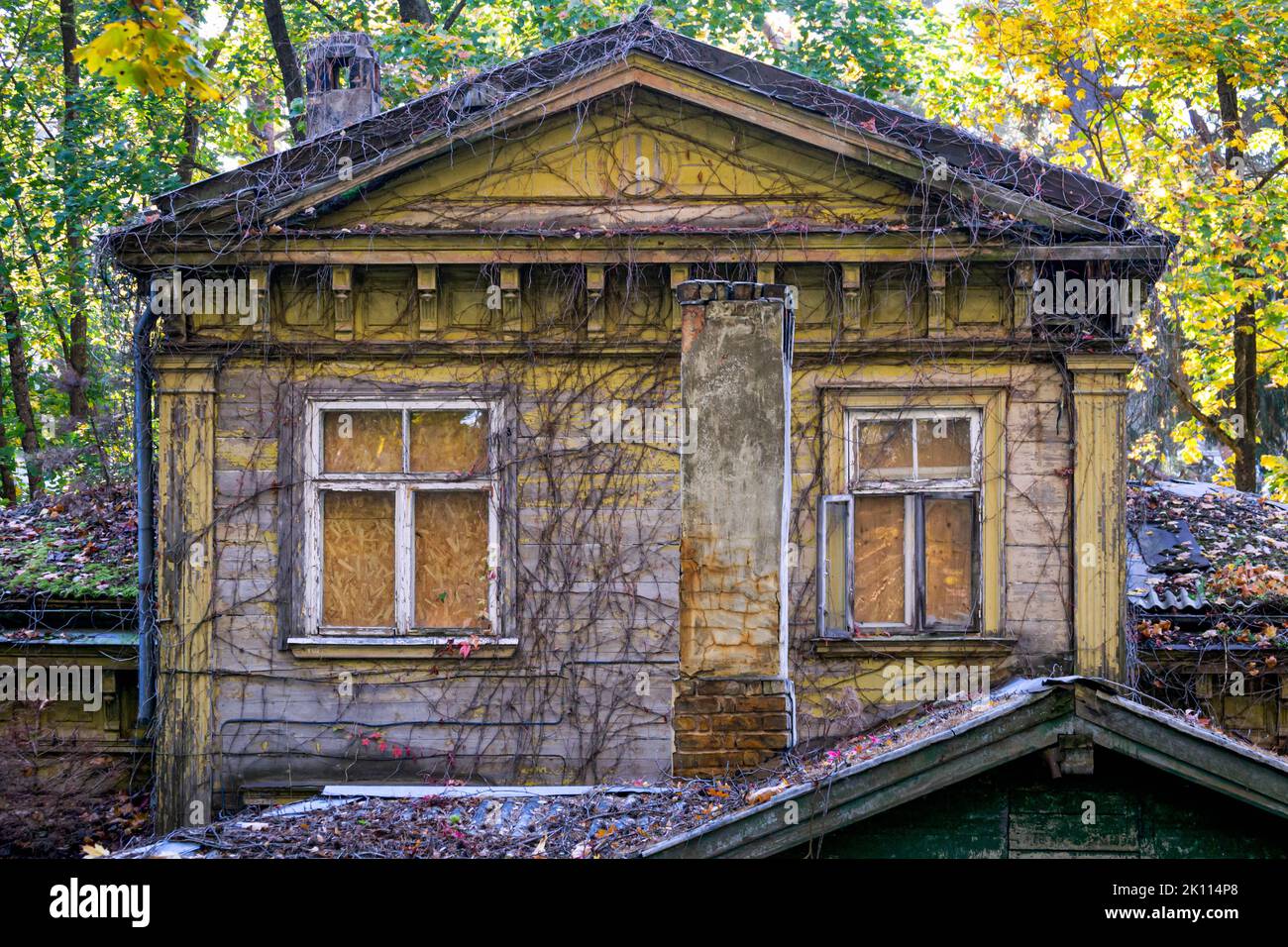 Boarded up and abandoned old house made of boards Stock Photo - Alamy