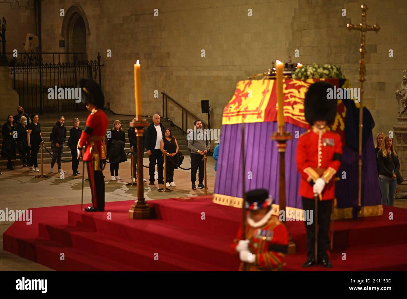 Guards guard the coffin of queen elizabeth hi-res stock photography and ...