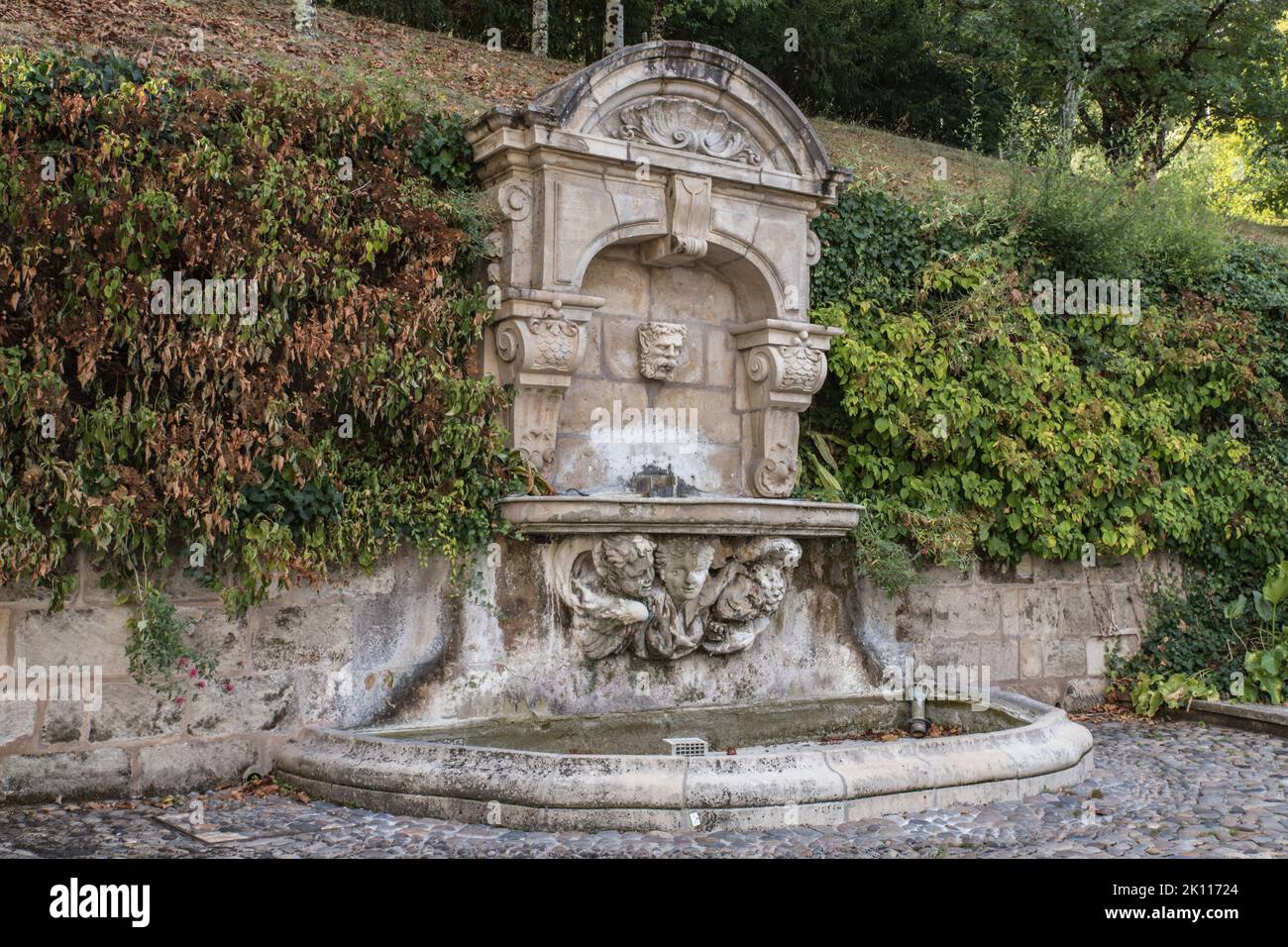 Fontaine pierre hi-res stock photography and images - Alamy