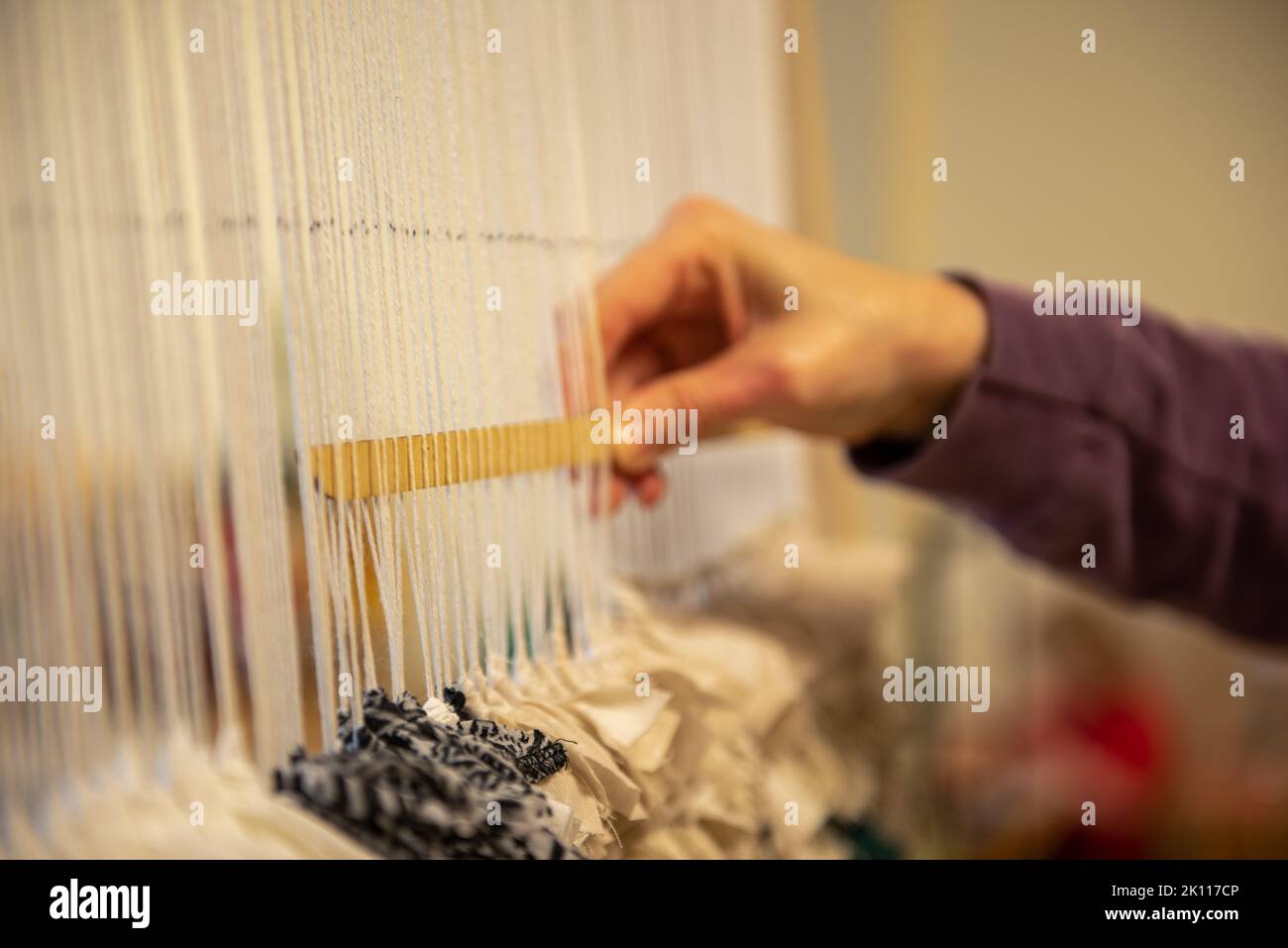 Comb loom hi-res stock photography and images - Alamy