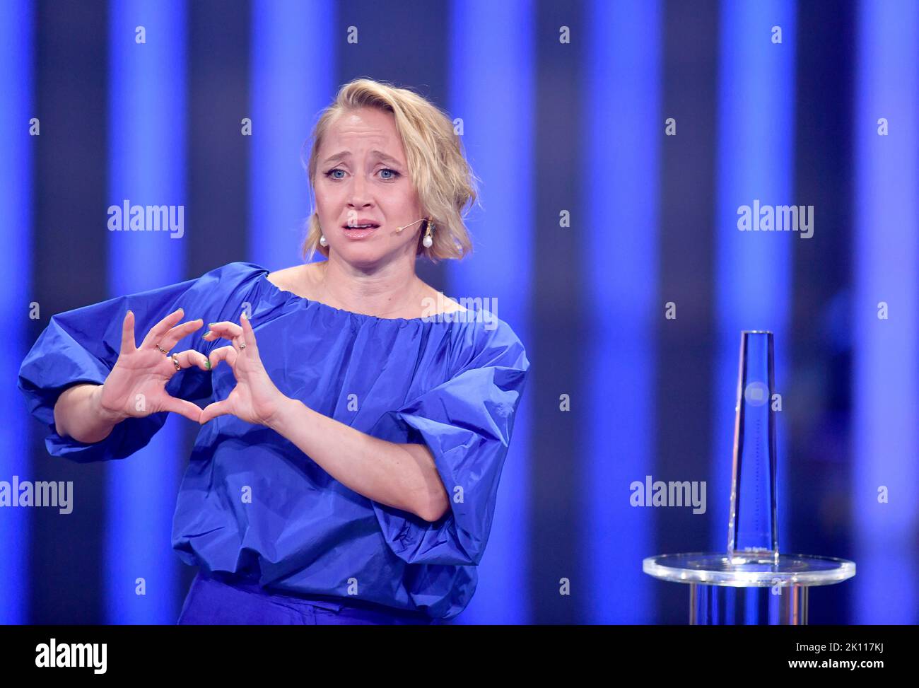 Cologne, Germany. 14th Sep, 2022. Actress Anna Maria Mühe forms a heart ...