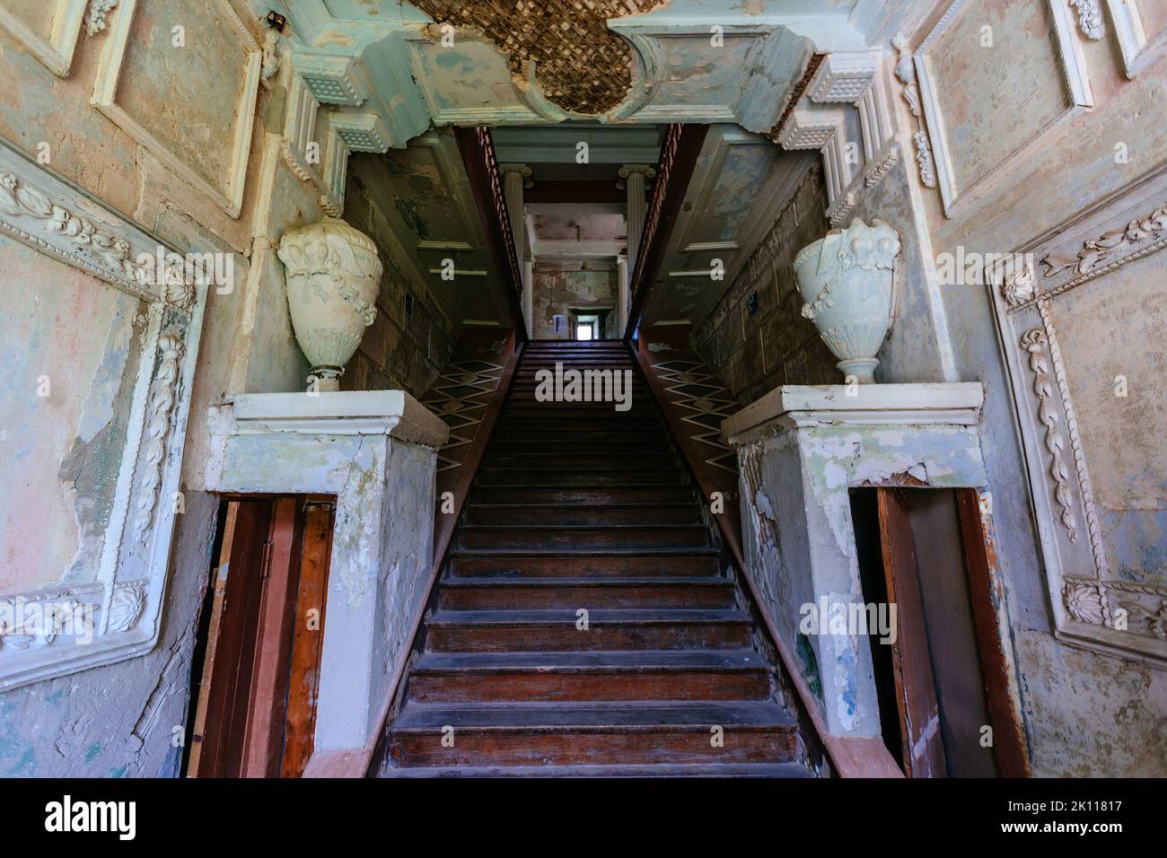 Old majestic abandoned historical mansion Znamenskoye-Rayok, inside ...