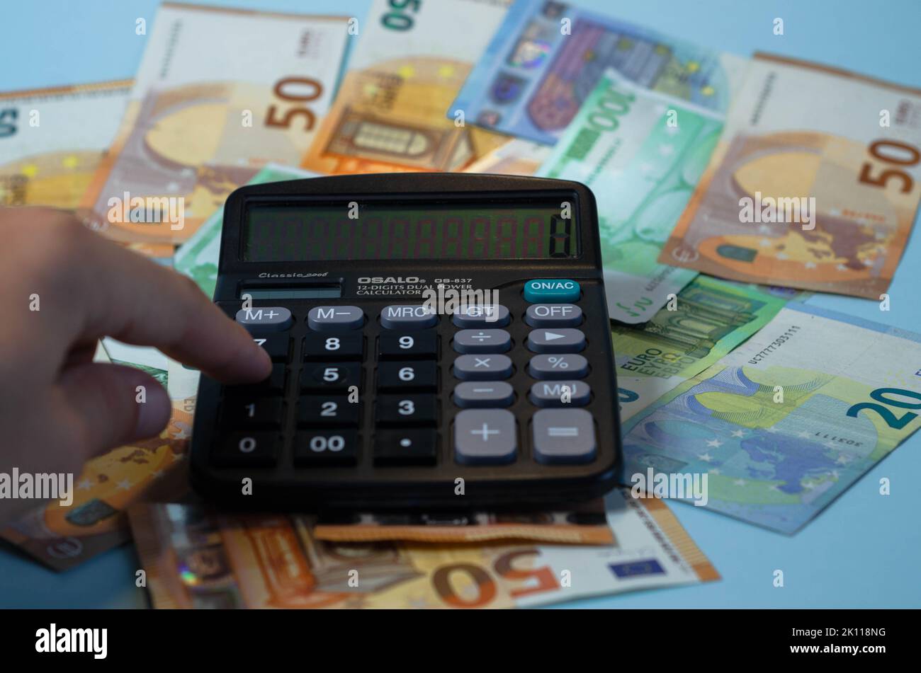 Stack pile of 100 50 Euro banknotes and a calculator Stock Photo - Alamy
