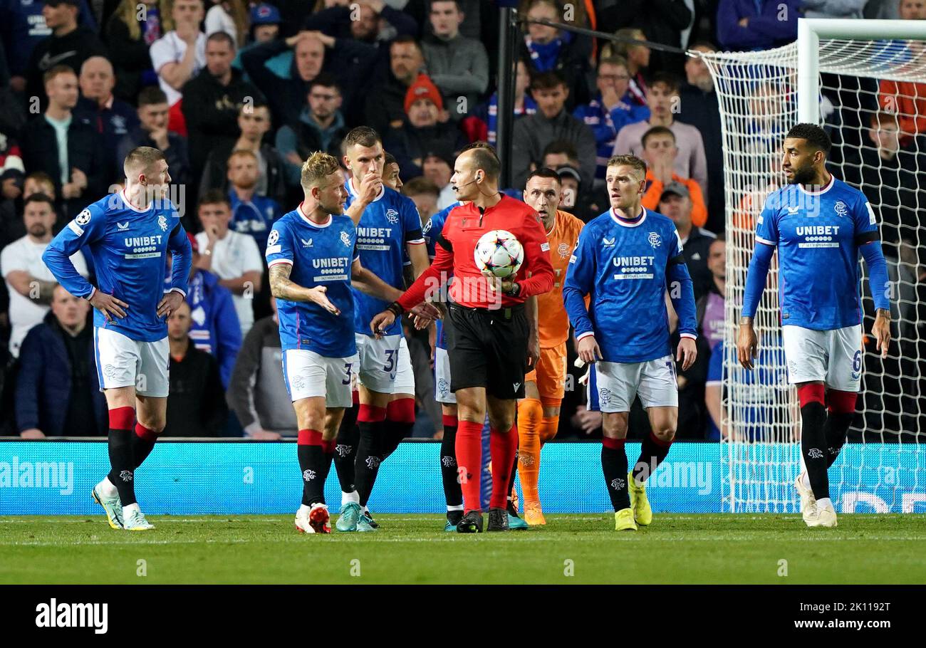 Rangers players surround referee Antonio Mateu Lahoz during the UEFA ...