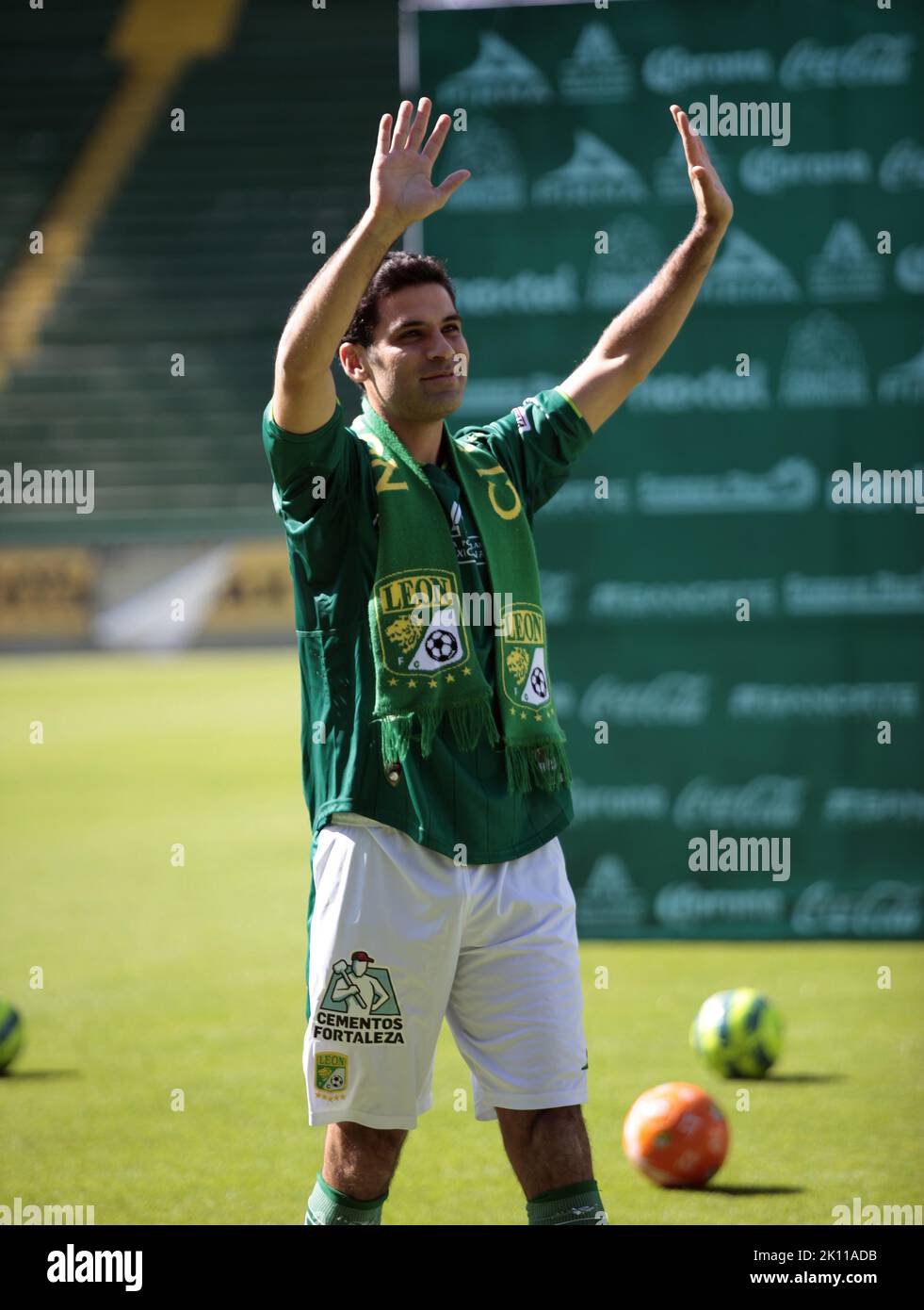 Rafael Marquez durante su presentación como nuevo jugador del Leon ...