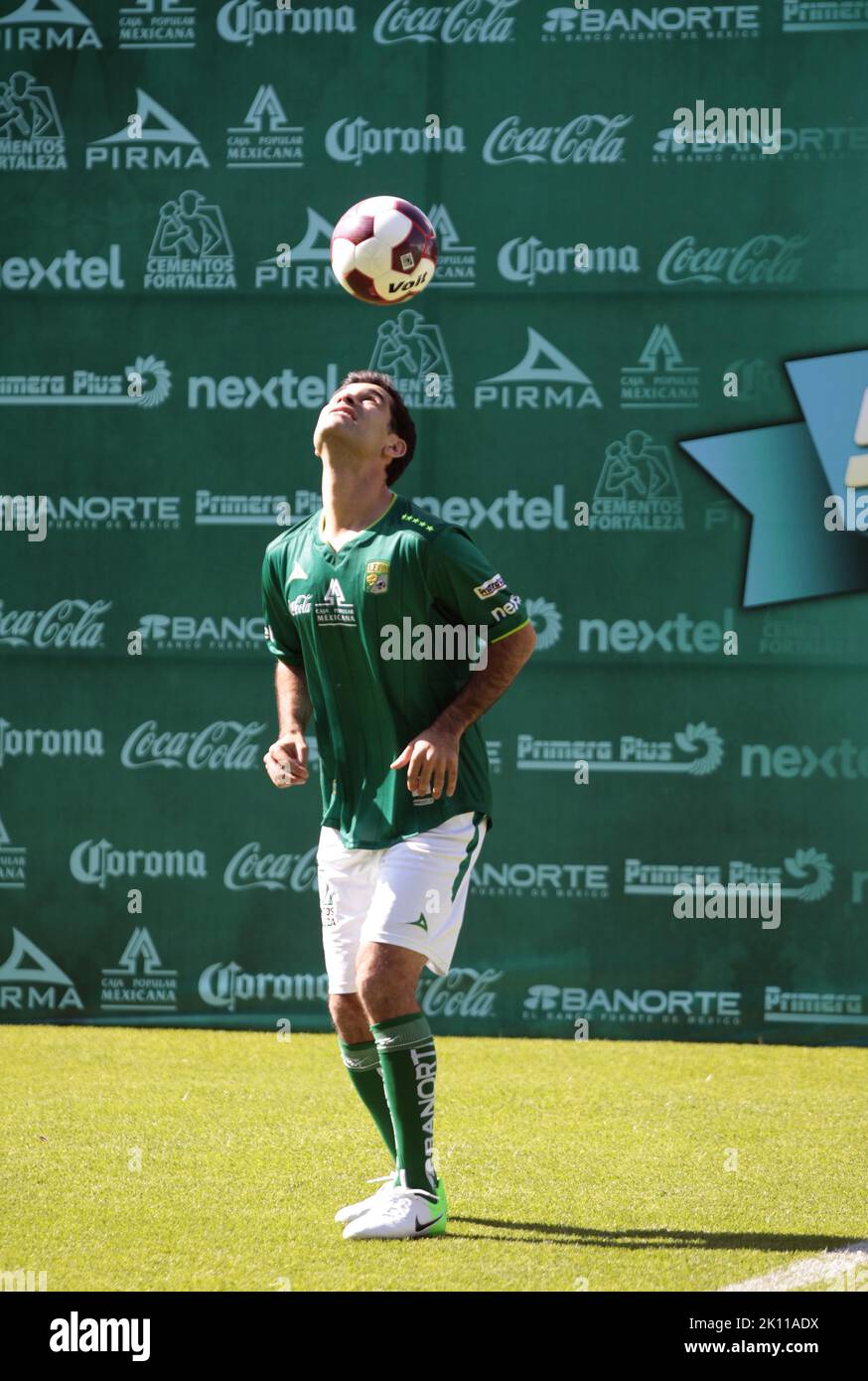 Rafael Marquez durante su presentación como nuevo jugador del Leon ...