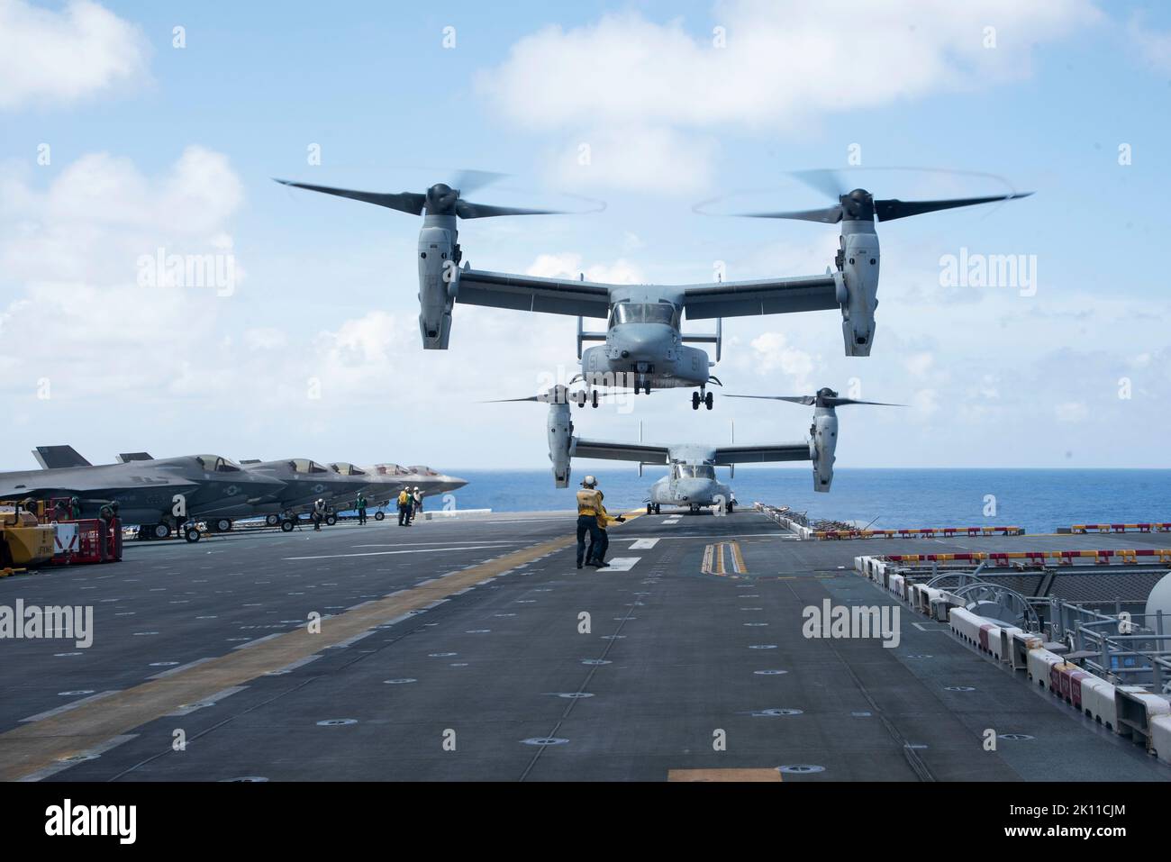 220914-N-XN177-1227 PHILIPPINE SEA (Sept. 14, 2022) – An MV-22 Osprey ...