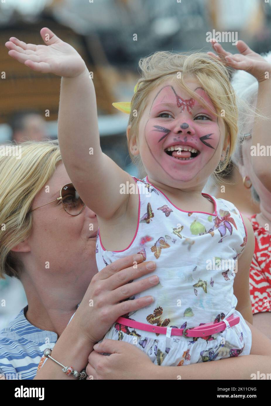 4 YEAR OLD ELLA KERTON SPOTS HER DAD PO MARK KERTON AS HMS DIAMOND ...