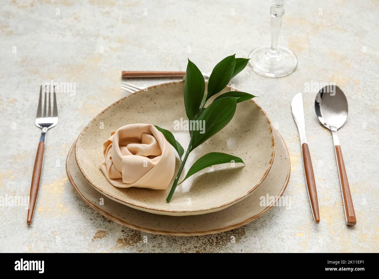 Elegant dinnerware hi-res stock photography and images - Alamy