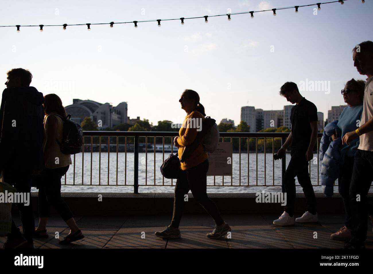 People queue to pay respects to the Queen, as the coffin of Britain ...