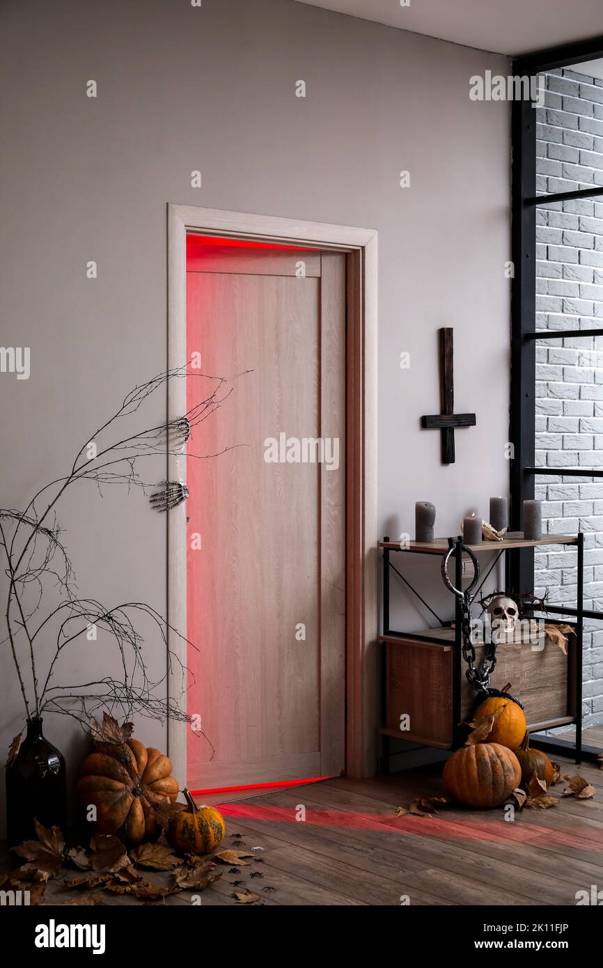 Red folding door hi-res stock photography and images - Alamy
