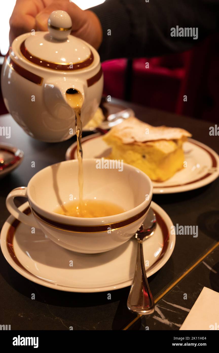 Pouring tea traditional england hi-res stock photography and images - Alamy