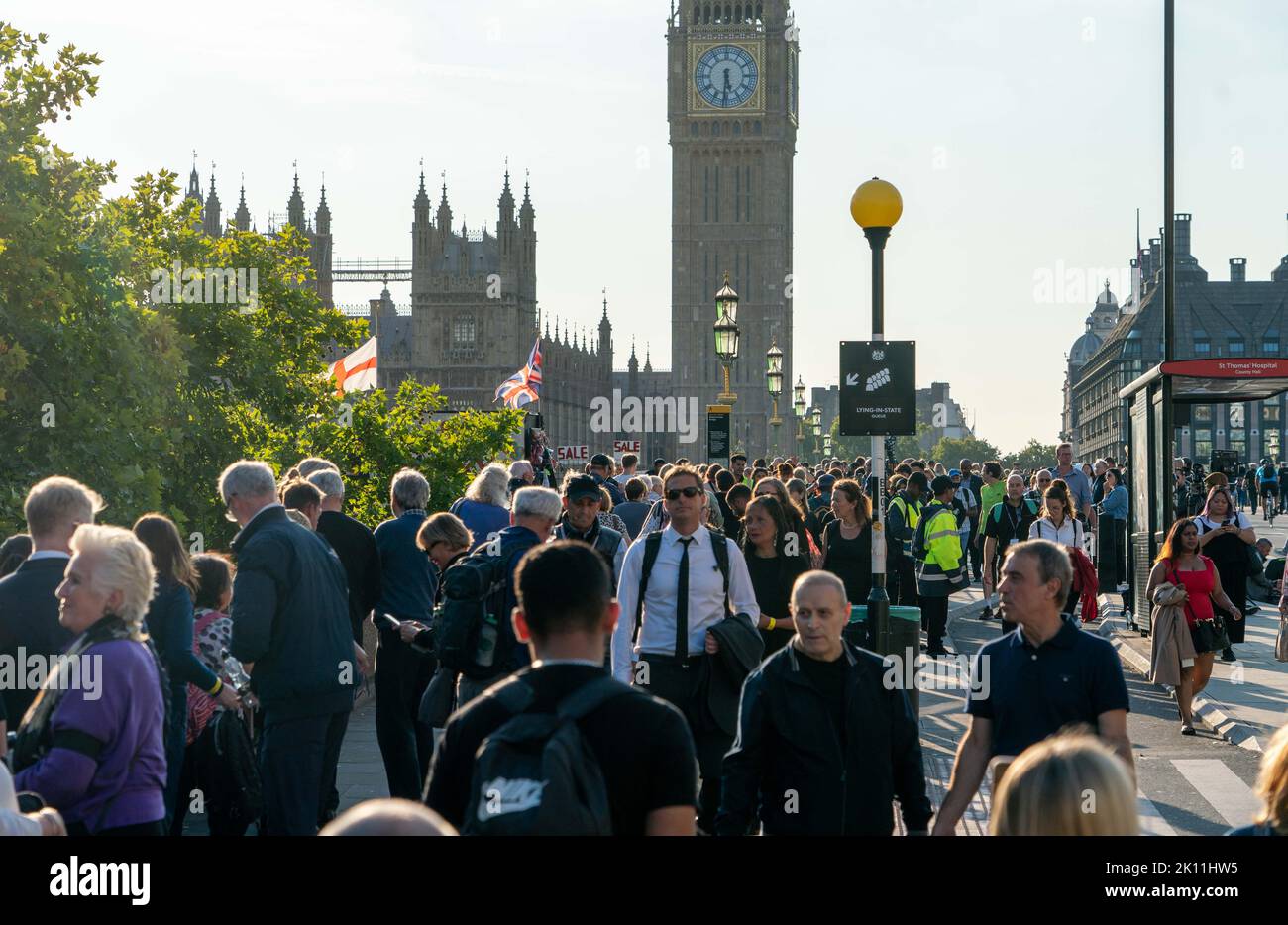 Members of the public queue to pay their respects to the late Queen ...