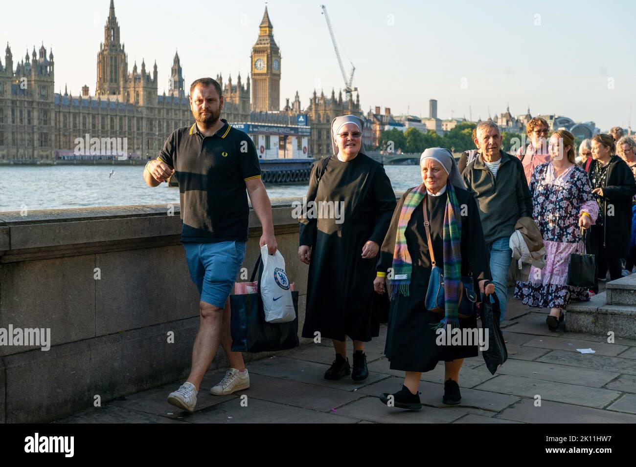 Members of the public queue to pay their respects to the late Queen ...