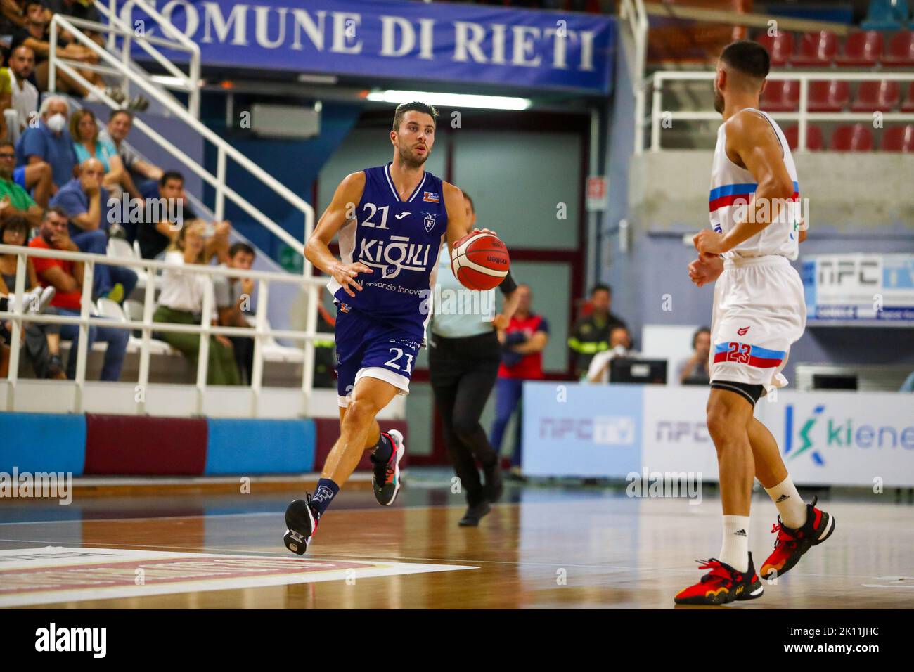 Pallacanestro maschile hi-res stock photography and images - Alamy