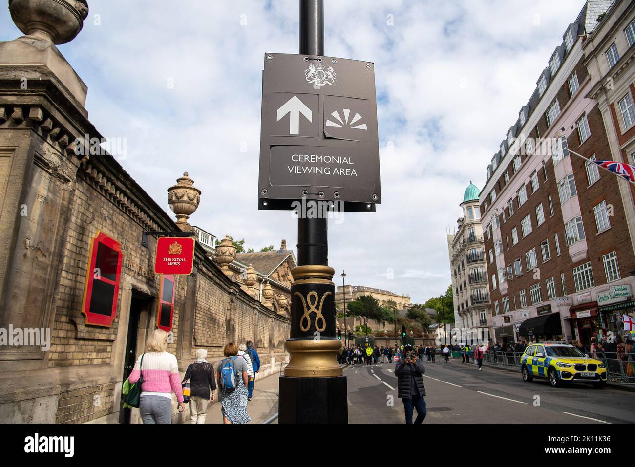 London, UK. 14th September, 2022. Mourners en route to the Mall to ...