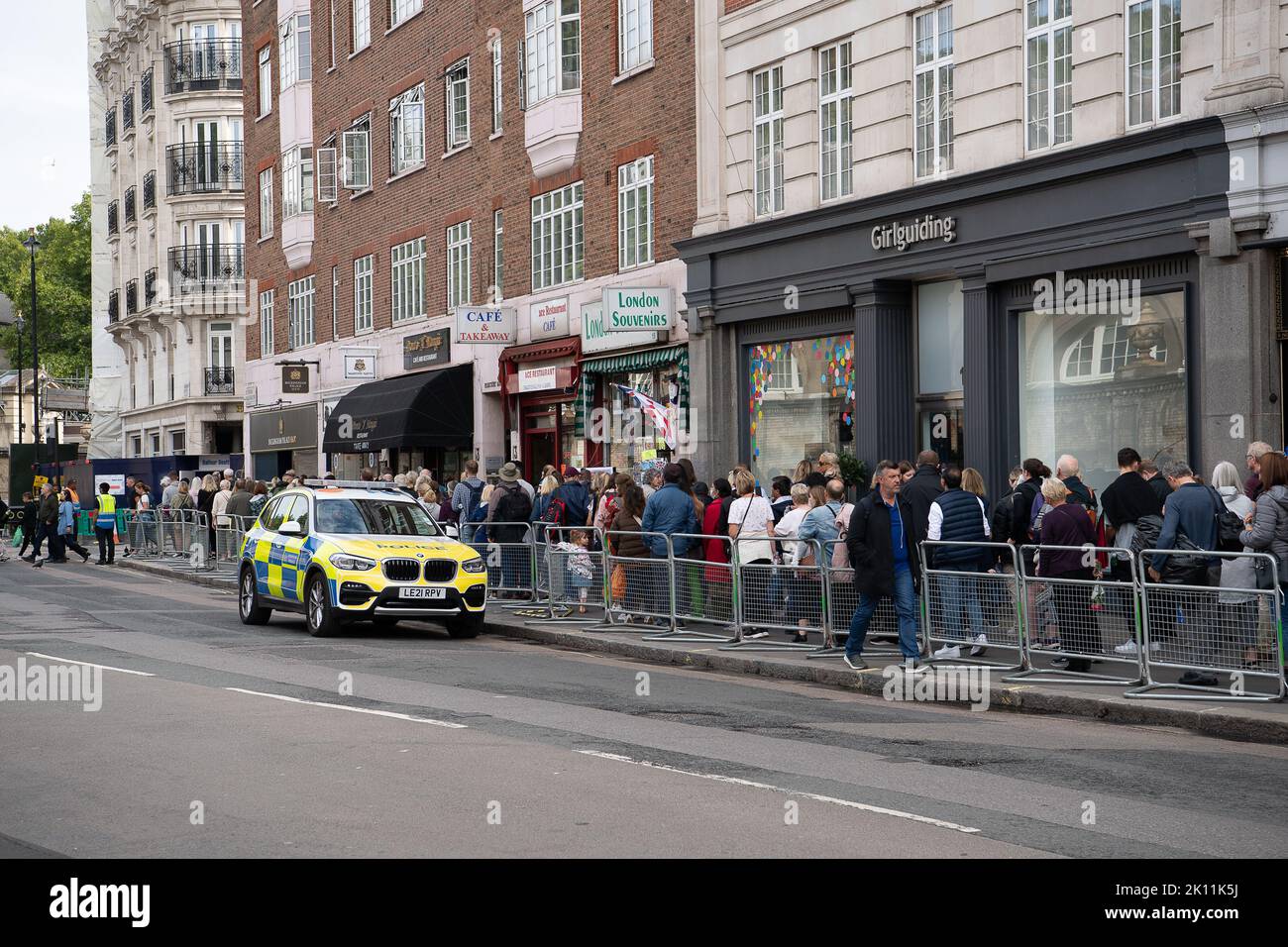 London, UK. 14th September, 2022. Mourners en route to the Mall to ...