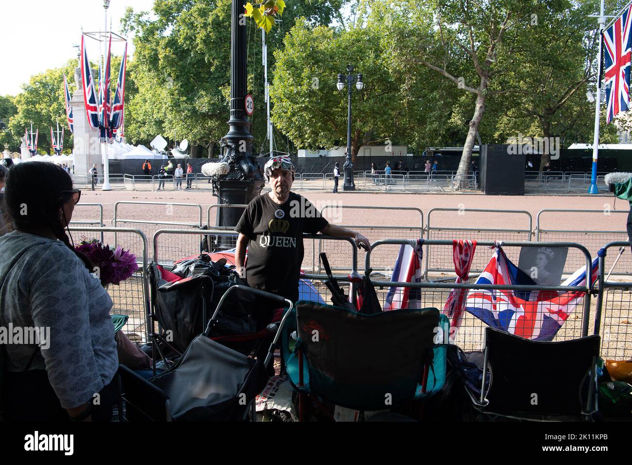 Queens coffin procession hi-res stock photography and images - Alamy