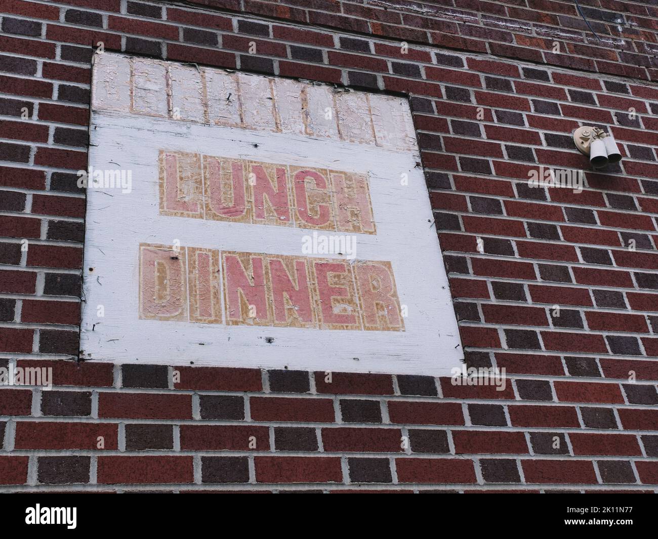 Sign on abandoned closed lunch Dinner Stock Photo - Alamy