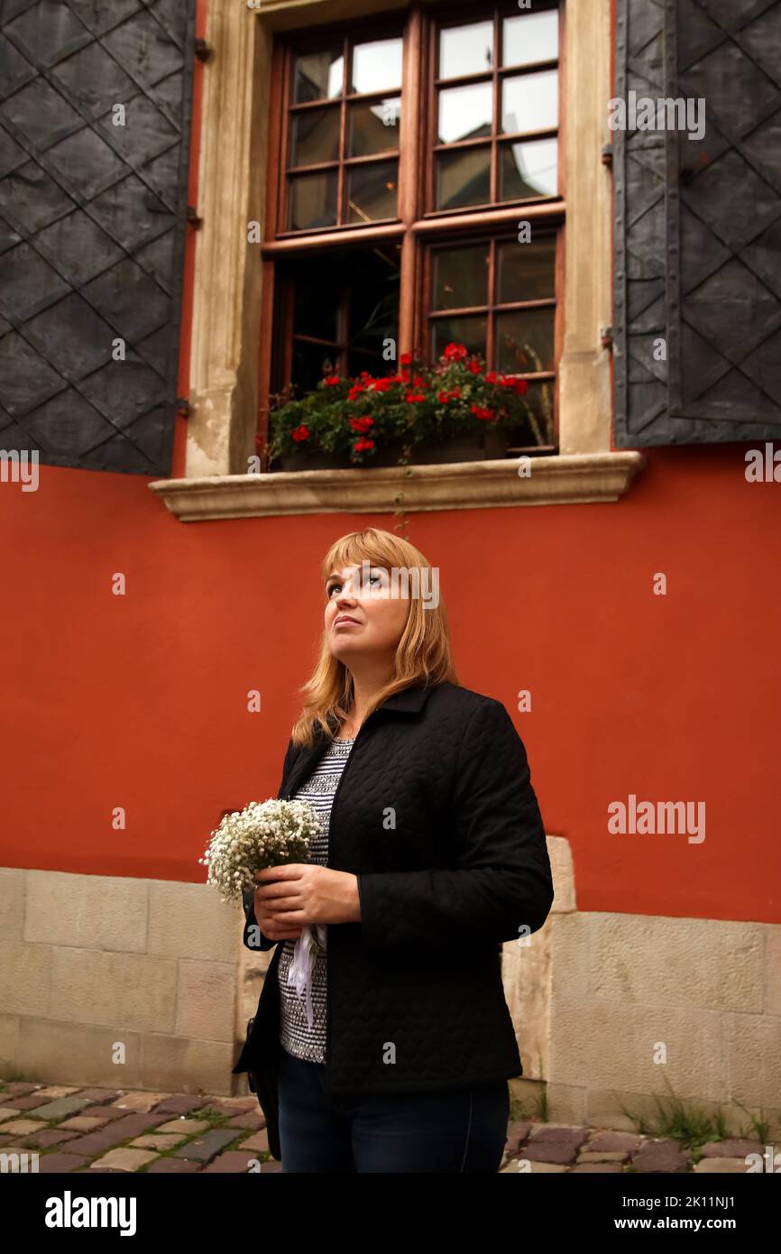 Woman street serious standing 40s hi-res stock photography and images ...
