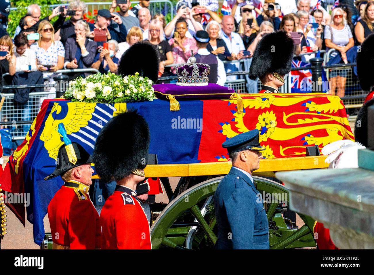 Her Majesty the Queen's coffin as it is transported to the Palace of ...