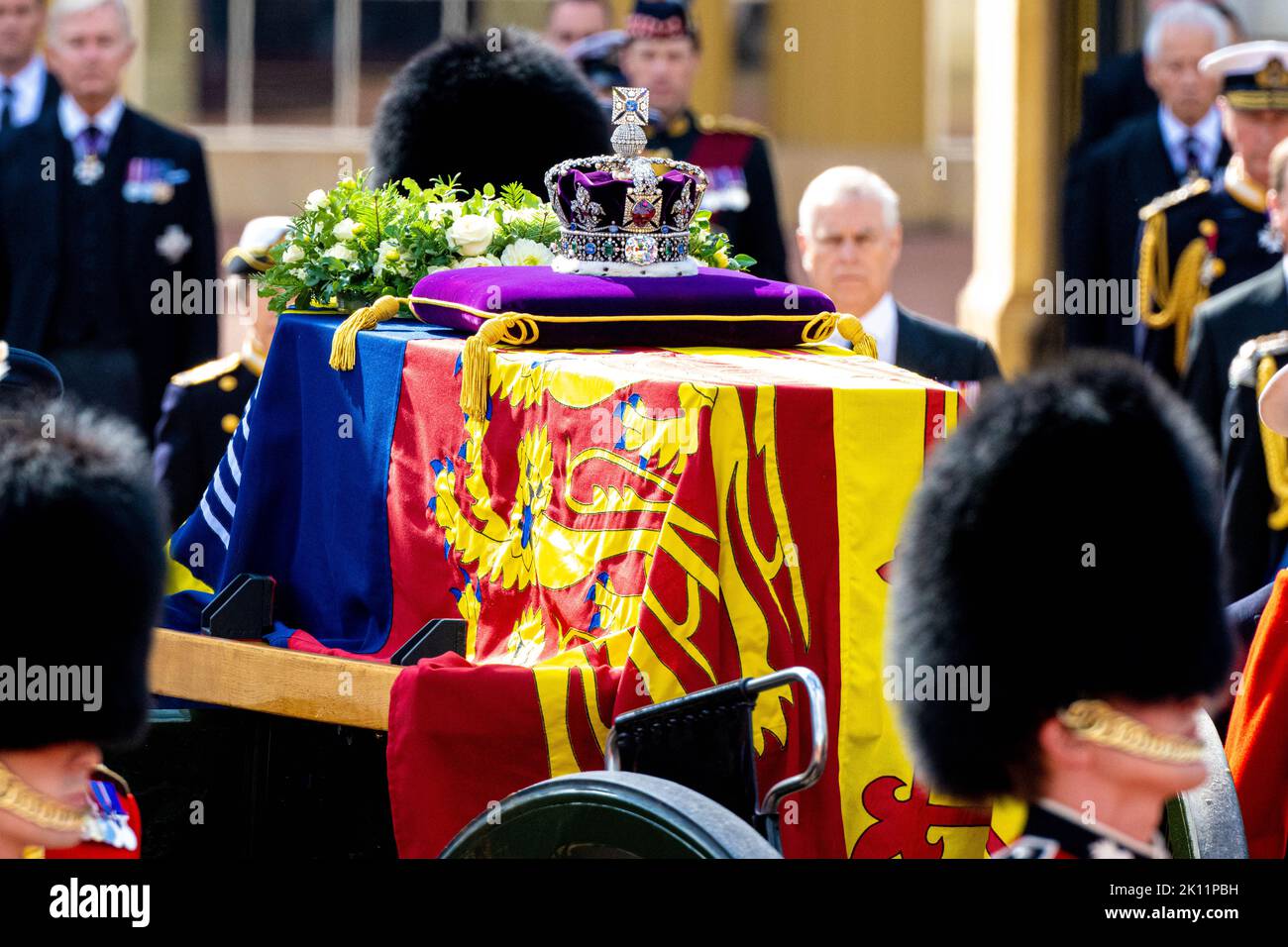 Her Majesty the Queen's coffin as it is transported to the Palace of ...