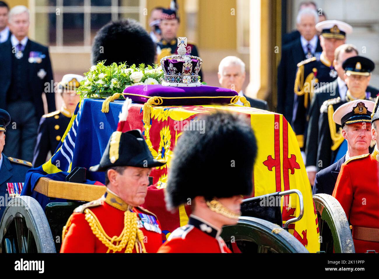 Her Majesty the Queen's coffin as it is transported to the Palace of ...
