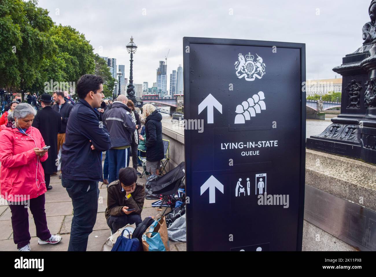 A lying-in-state queue sign. Huge overnight queues for The Queen's ...
