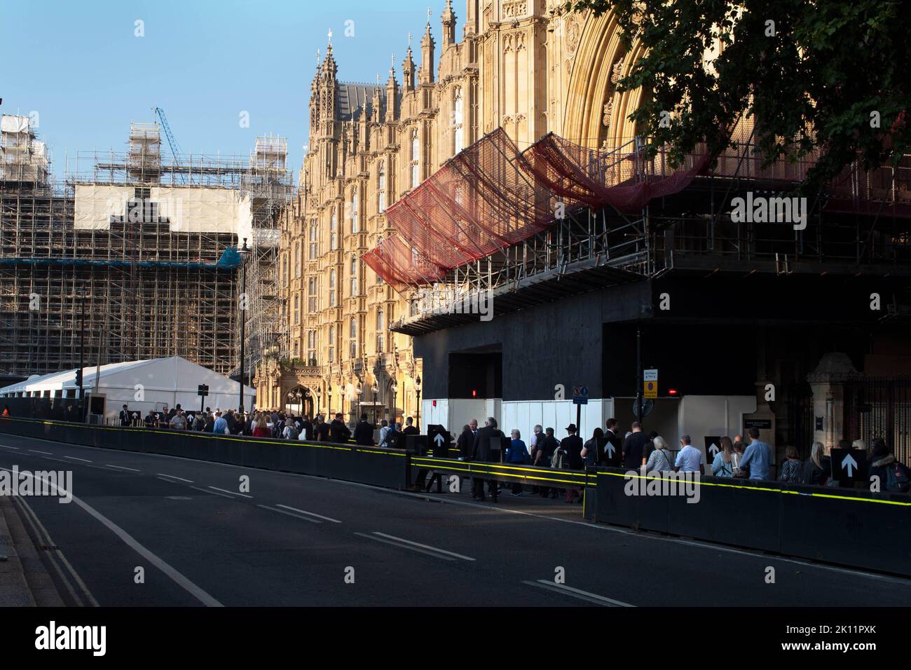 People lining up to see the queen hi-res stock photography and images ...