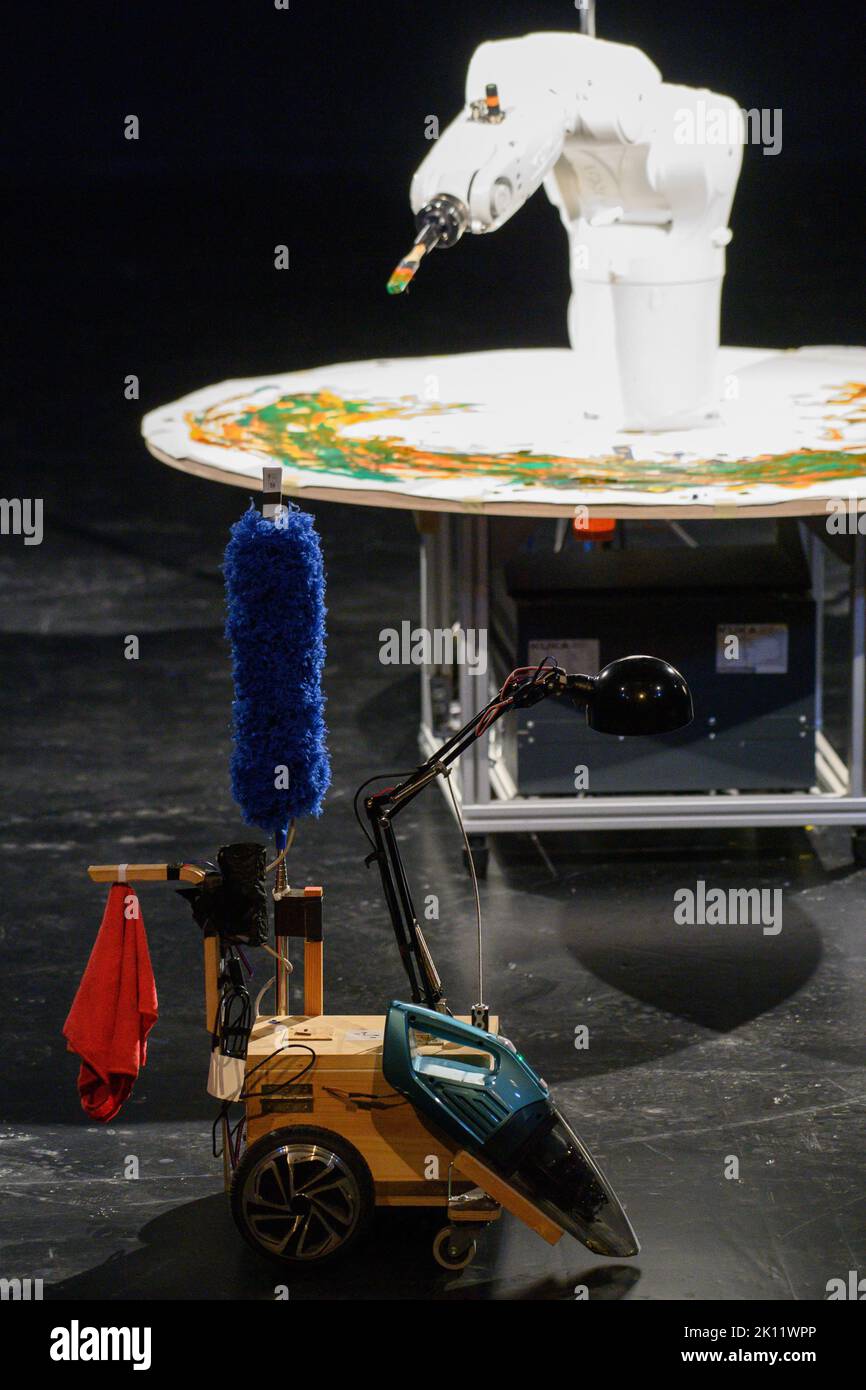 14 September 2022, Saxony-Anhalt, Magdeburg: The industrial robot "Arka ...