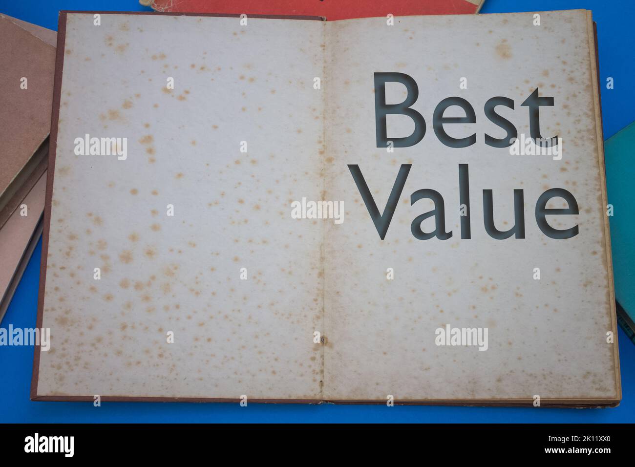 Antique trader magazine hi-res stock photography and images - Alamy