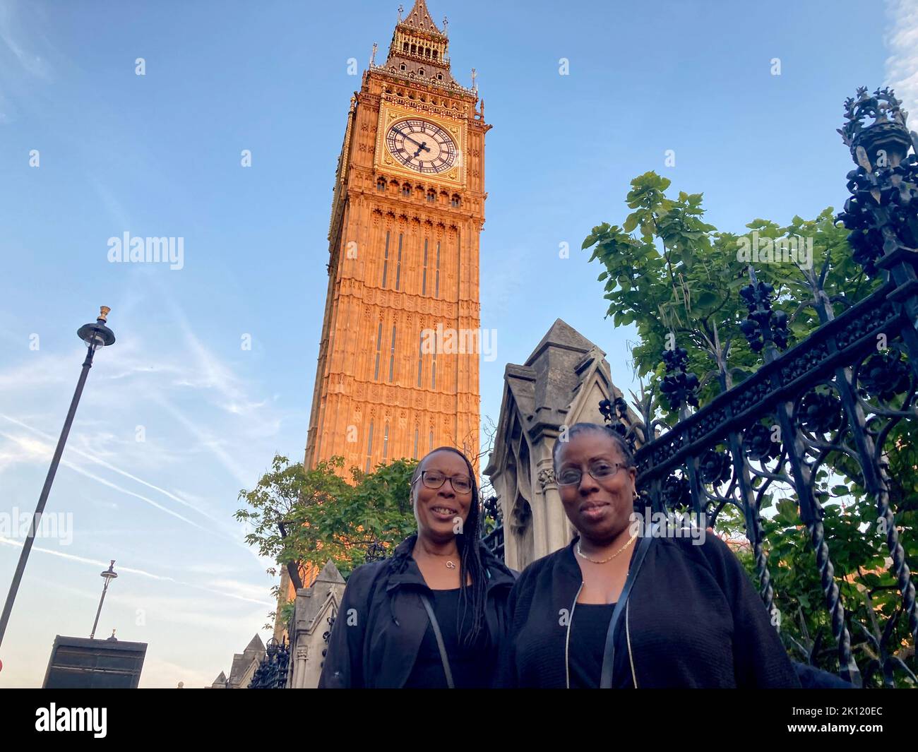London, UK. 14th Sep, 2022. Yvette (r, 59) and Helen Roberts (53) from ...